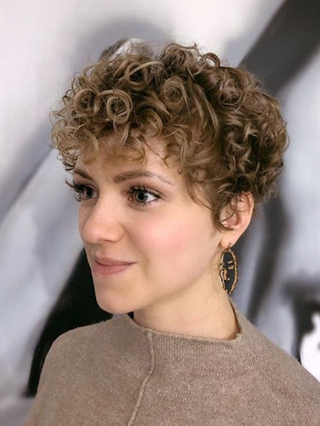 Winter Hairstyles for Curly Hair 2023-2024 18 Ideas: Stay Cozy and ...