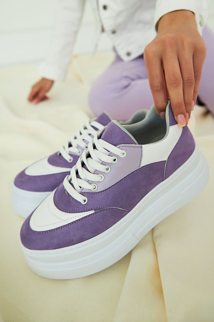 Explore 2024's Sneaker Styles: Where Fashion Meets Functionality