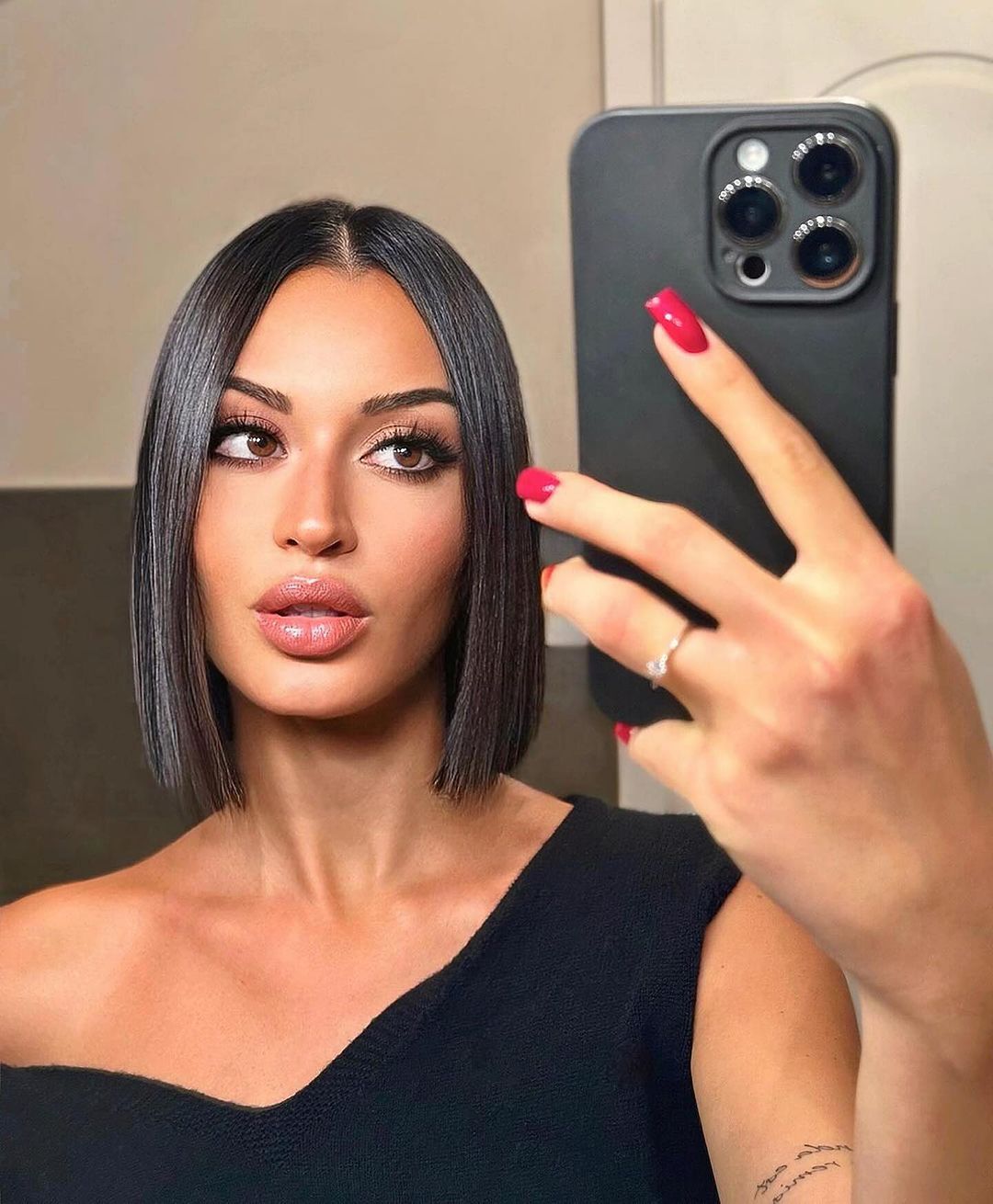Chic Short Haircuts for Women in Summer 2024: Trendy Styles and Colors