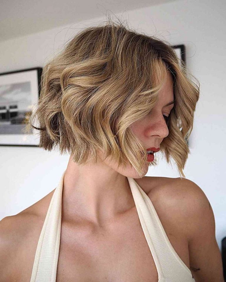 Chic Short Haircuts for Women in Summer 2024: Trendy Styles and Colors