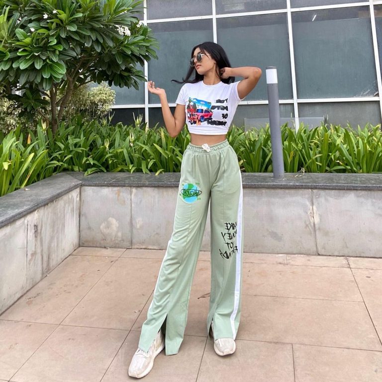 26 Stylish Crop Top Outfits for Every Season: Explore Prices, Styles ...