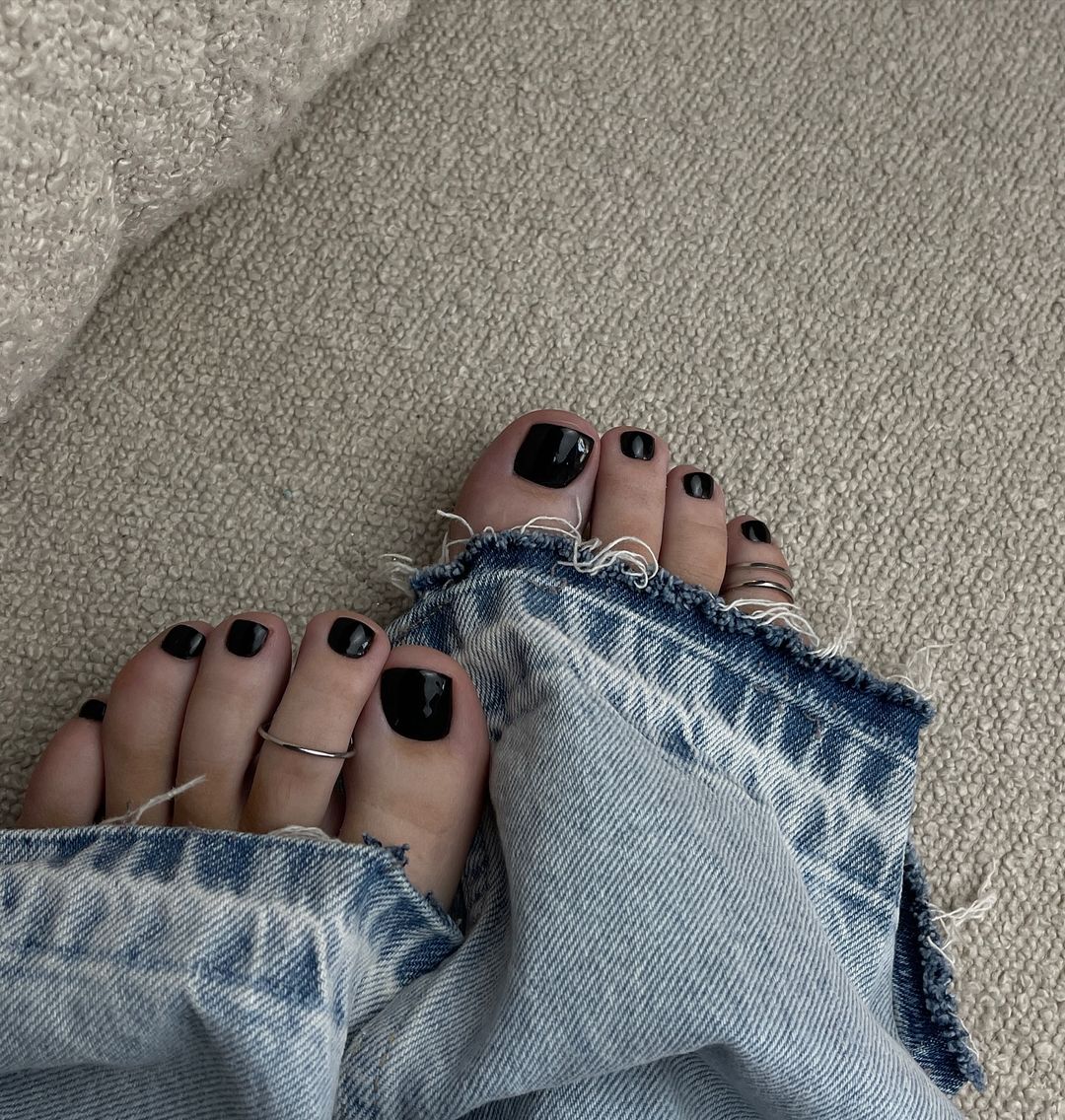 Fall Toe Nail Colors 2024 - 25 Best Ideas for Stunning Autumn Pedicures