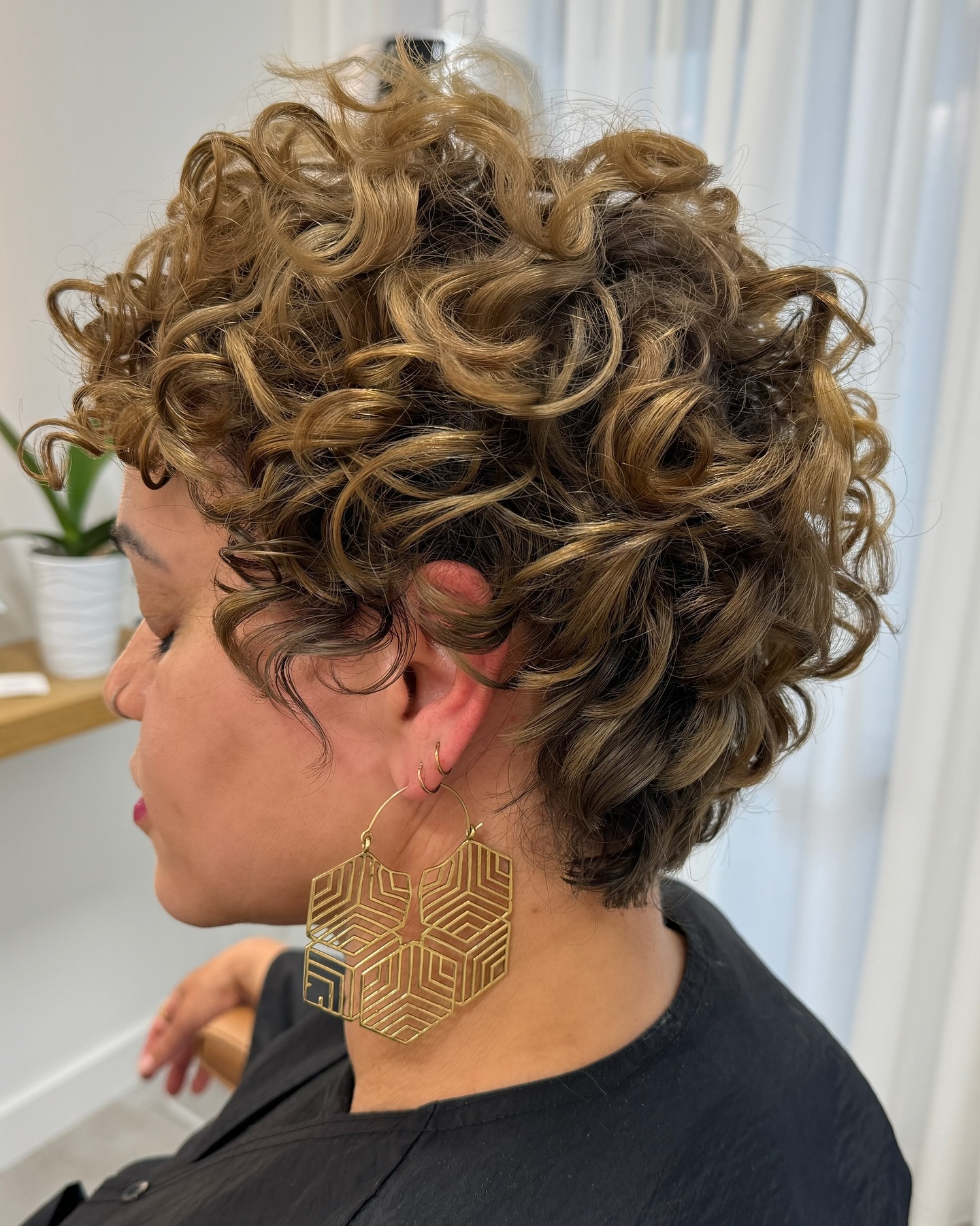 22 Trendy Short Curly Haircuts for Women in 2025 – Natural Curls, Bobs ...