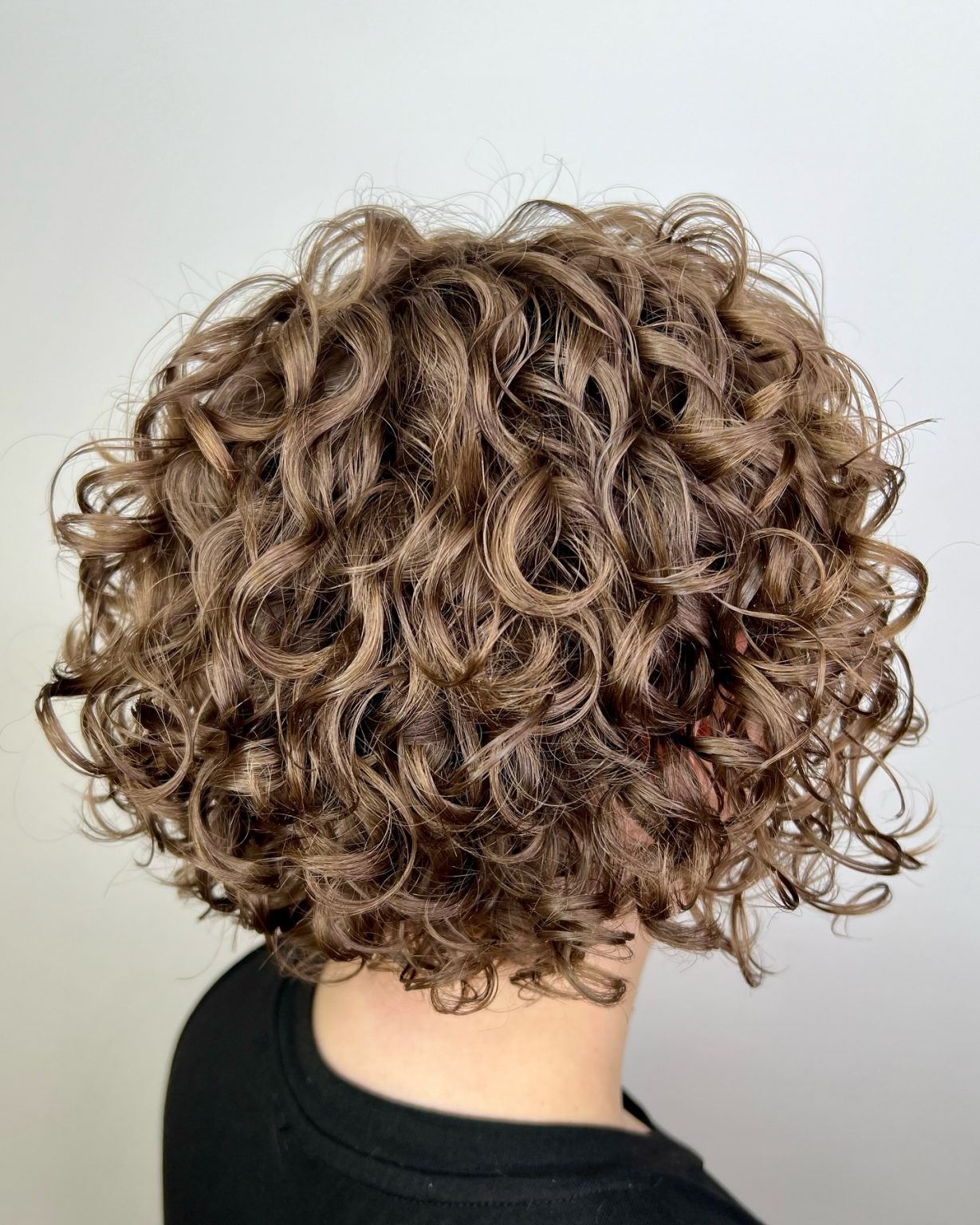 Short Curly Hair with Layers 2025: 23 Trendy Ideas for Medium, Shaggy ...