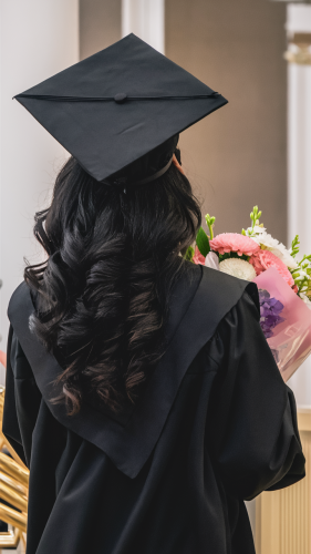 21 Graduation Hairstyles with Cap Ideas 2025 – Curly, Short, Long ...